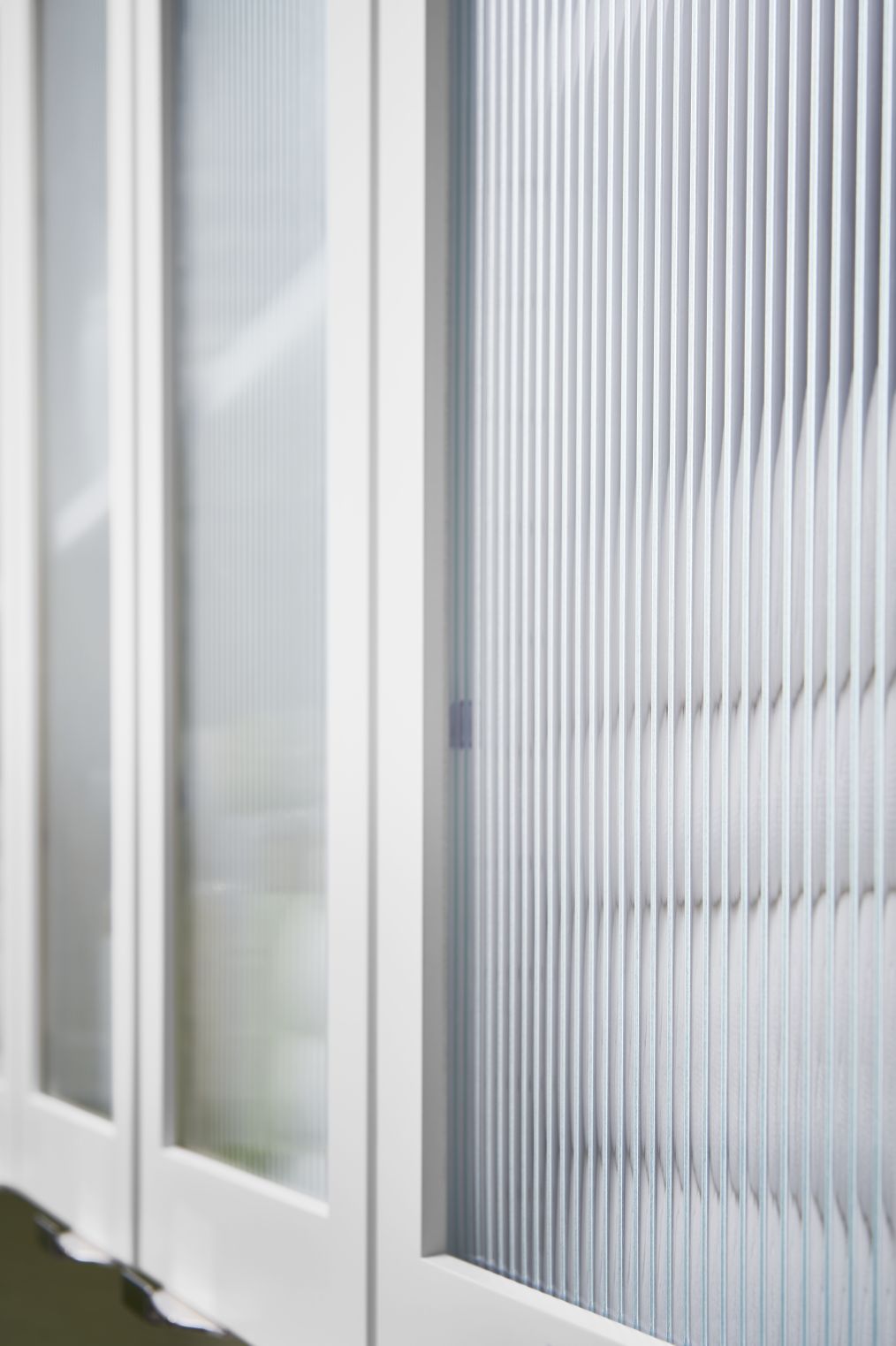 Vertical Reeded Glass Insert | Medallion Cabinetry